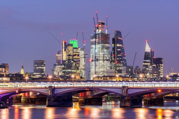 伦敦天际线建筑与泰晤士河日落黄昏在英国伦敦。都市夜景夜景照明高清摄影大图-千库网