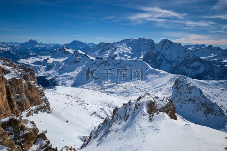从 Passo Pordoi 山口可以看到意大利的滑雪胜地滑雪道和多洛米蒂山脉。高清摄影大图-千库网