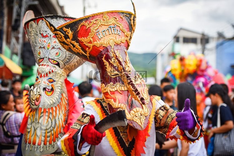 泰国黎府-2018 年 6 月 17 日：Phi Ta Khon 节鬼面具和五颜六色的服装有趣的传统传统非常有名 泰国的 Dan Sai Loei 万圣节有世界各地的游客高清摄影大图-千库网