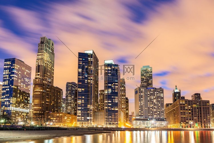 在美国伊利诺伊州芝加哥市沿密歇根湖的芝加哥市中心的芝加哥天际线大楼的日落。高清摄影大图-千库网
