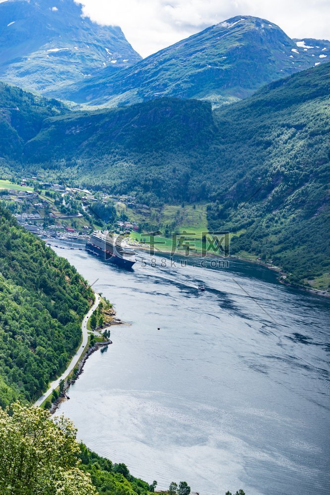 峡湾 Geirangerfjord 与渡船，从 Ornesvingen 观景台，挪威的视图。高清摄影大图-千库网