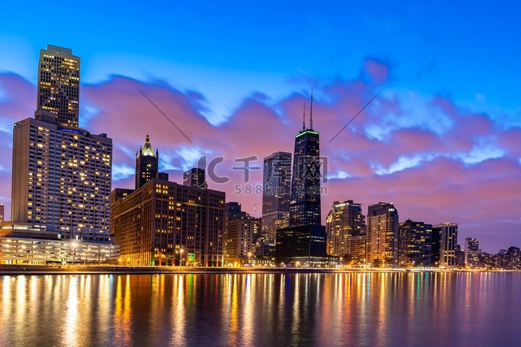 在美国伊利诺伊州芝加哥市沿密歇根湖的芝加哥市中心的芝加哥天际线大楼的日落。高清摄影大图-千库网