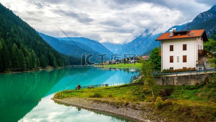 意大利北部 Auronzo di Cadore 的 Villapiccola 和 Lake Auronzo 美丽的山村景观。高清摄影大图-千库网