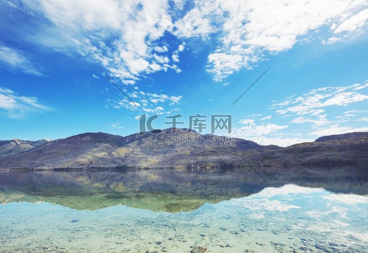 巴塔哥尼亚美丽的山地景观。湖泊山峦高清摄影大图-千库网