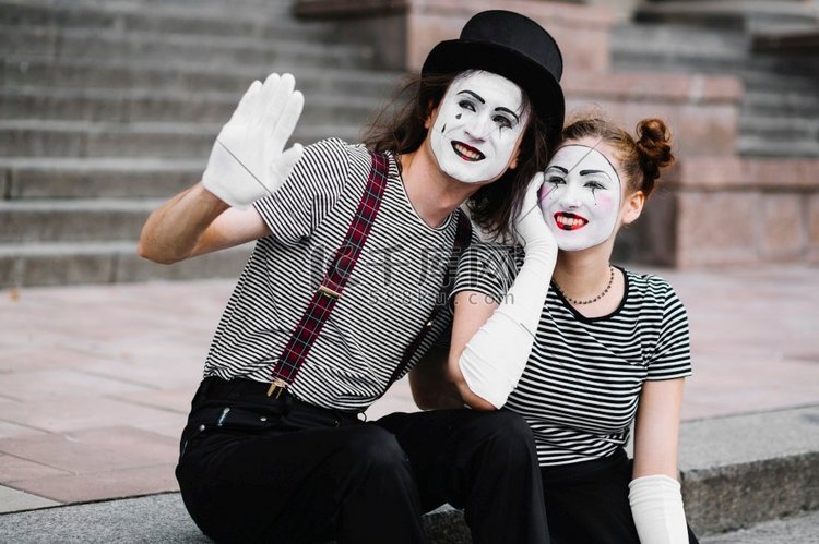 女性 mime 坐在男性 mime 打手势再见高清摄影大图-千库网