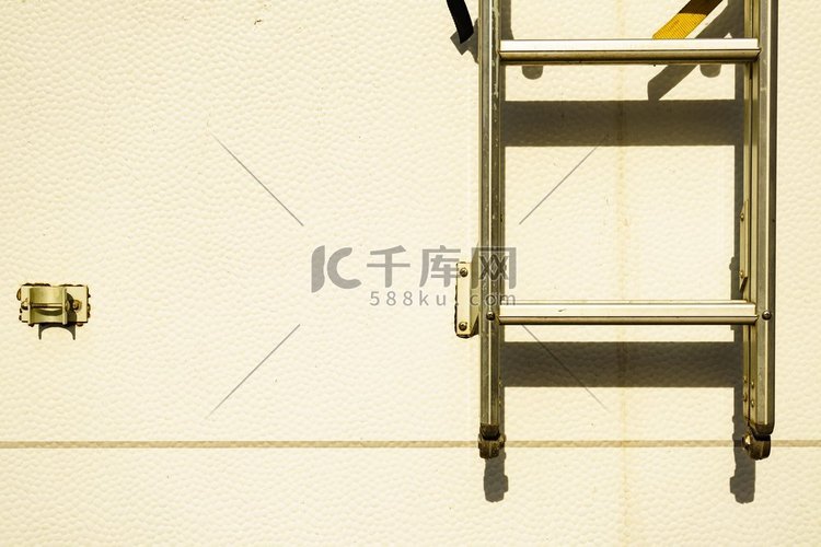 露营车休闲车金属车顶梯子细节..露营车金属梯子细节高清摄影大图-千库网