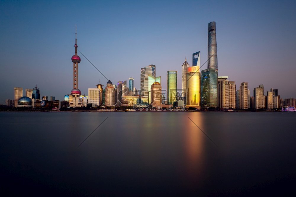 上海 — 2019年11月15日：从外滩看到的陆家嘴天际线，横跨黄浦江，最高的建筑是上海中心大厦。高清摄影大图-千库网