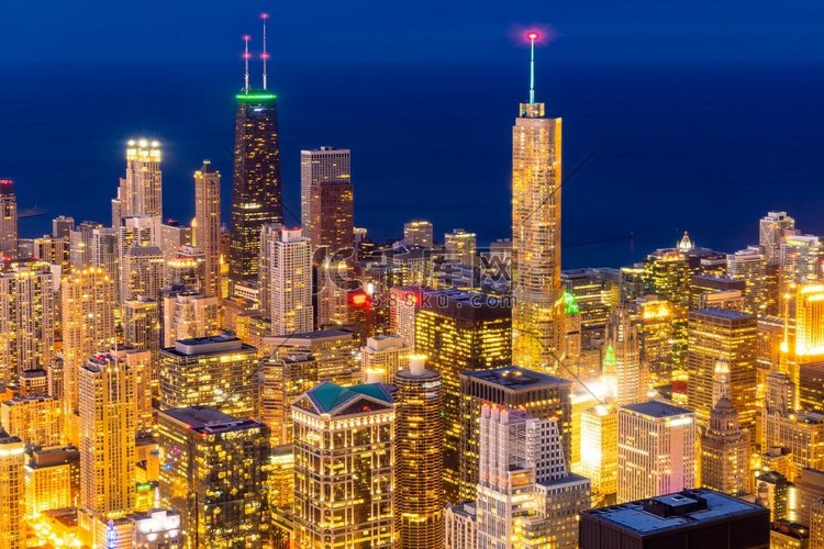 美国伊利诺伊州芝加哥市芝加哥市中心的芝加哥天际线大楼和密歇根湖的日落鸟瞰图。高清摄影大图-千库网