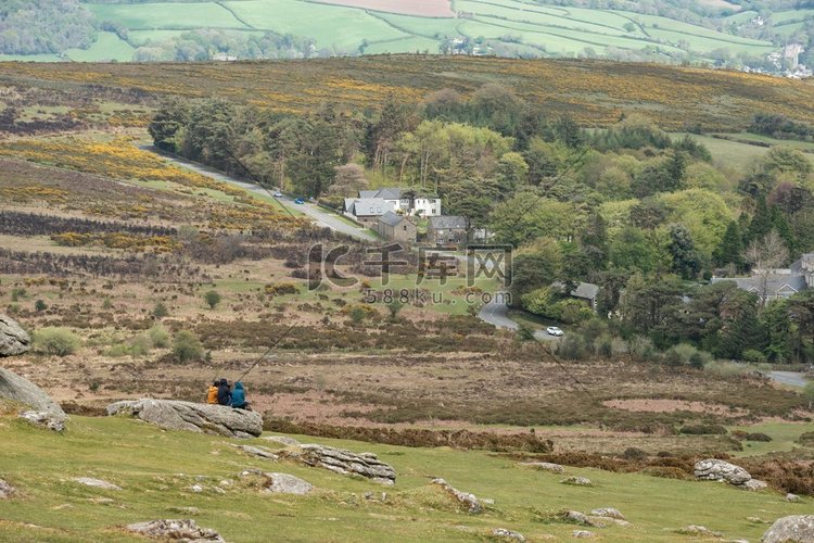 在阳光明媚的春日，从英格兰德文郡达特穆尔国家公园的 Haytor 欣赏美丽的春景高清摄影大图-千库网