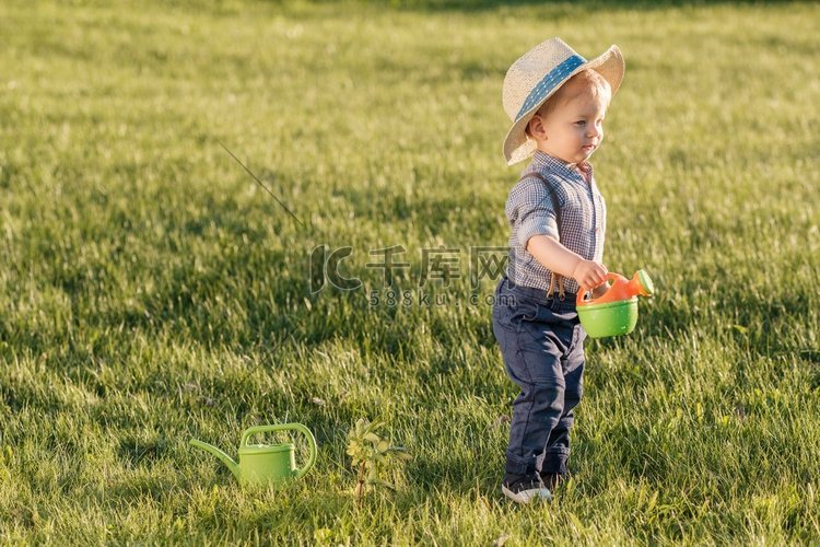 蹒跚学步的孩子在户外的画像。薰衣草人物特写高清摄影大图-千库网