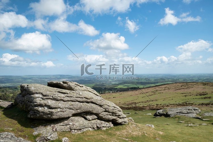 在阳光明媚的春日，从英格兰德文郡达特穆尔国家公园的 Haytor 欣赏美丽的春景高清摄影大图-千库网
