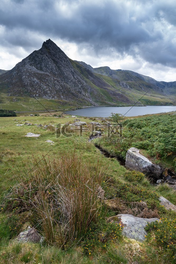 初秋斯诺登尼亚 Llyn Ogwen 周围乡村的美丽风景图湖泊山峦高清摄影大图-千库网