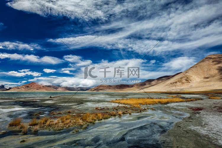 Tso Kar - 喜马拉雅山脉起伏的盐湖。油画图画高清摄影大图-千库网