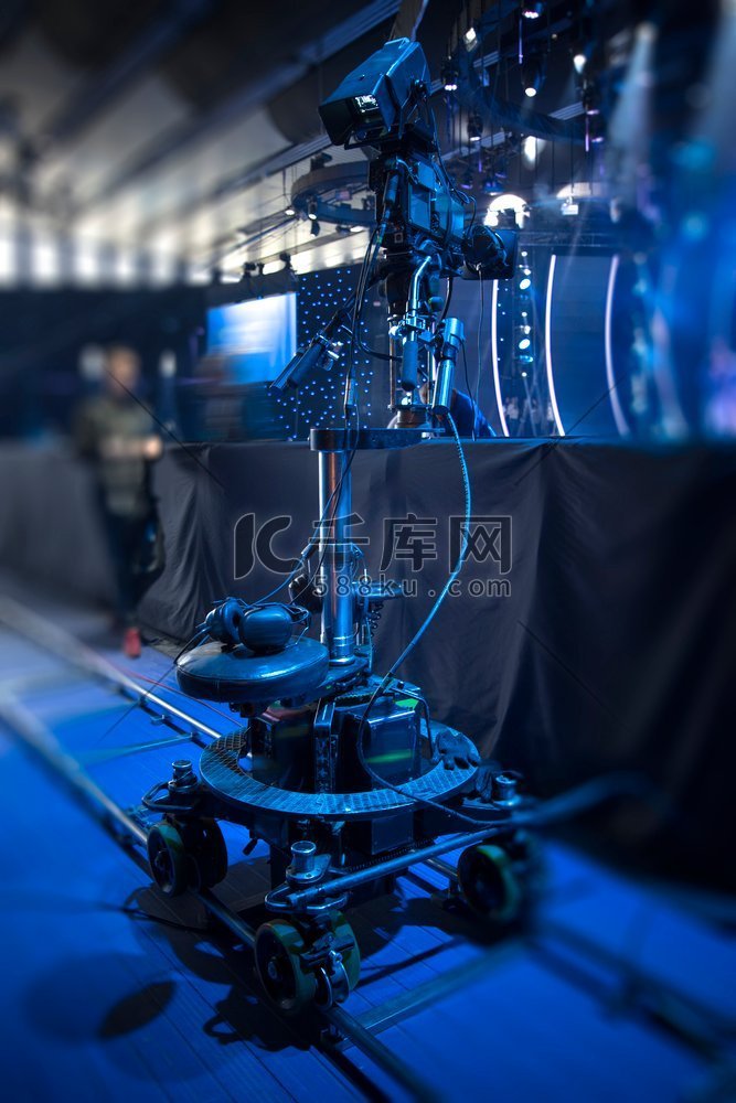 音乐会上的演播室摄像机。台灯吸顶灯高清摄影大图-千库网