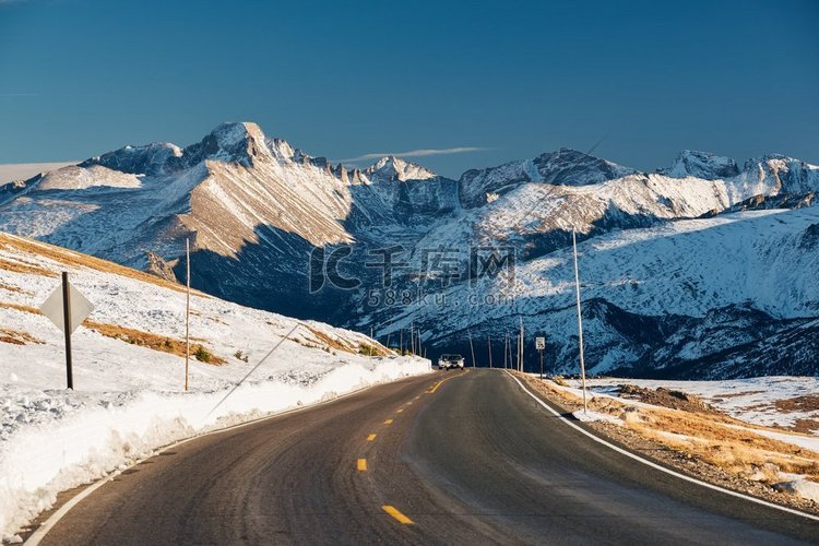 Trail Ridge Road，美国最高（12,183 英尺）的连续公路，位于高山苔原，秋季有岩石和山脉。高清摄影大图-千库网