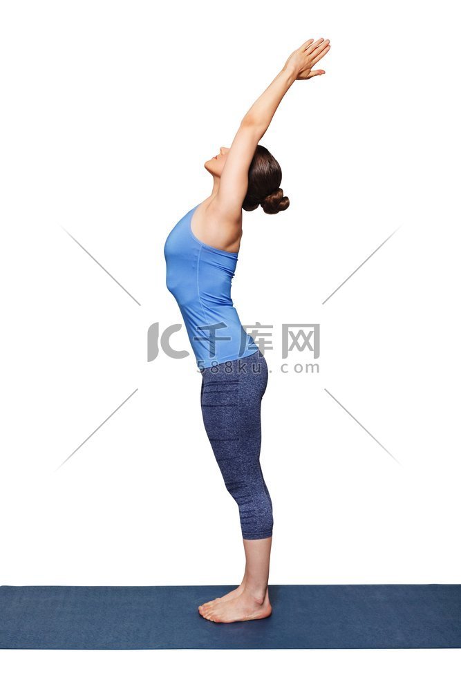 做 Hatha 瑜伽体式的女人 Tadasana - 双手伸开的山式姿势。高清摄影大图-千库网