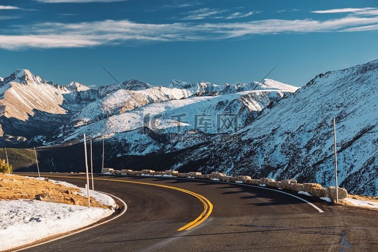 Trail Ridge Road，美国最高（12,183 英尺）的连续公路，位于高山苔原，秋季有岩石和山脉。高清摄影大图-千库网