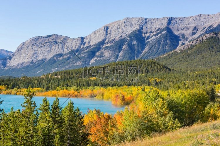 加拿大山区美丽的秋季。风景树高清摄影大图-千库网