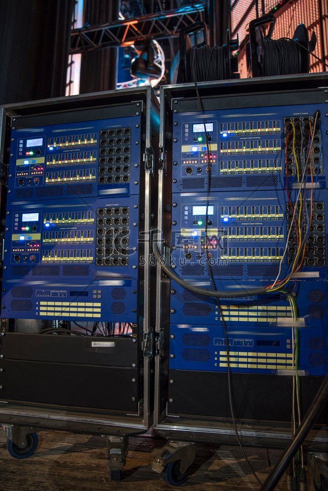 音乐会上的音响设备。电脑机箱联想万全服务器高清摄影大图-千库网