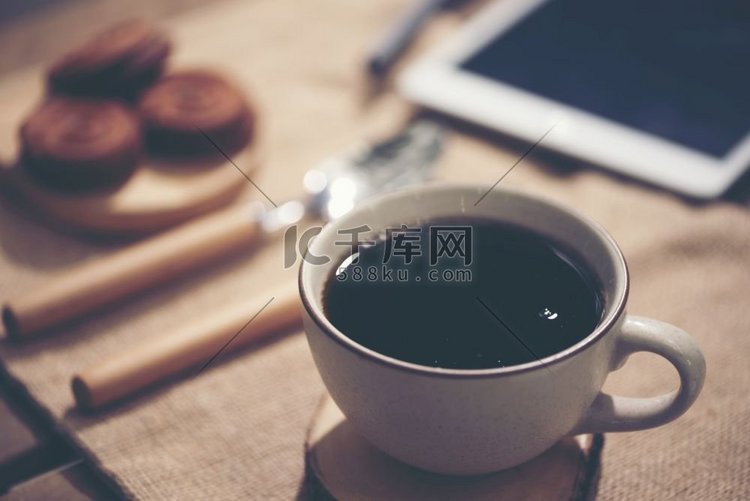 早上喝咖啡的生意咖啡龟苓膏高清摄影大图-千库网