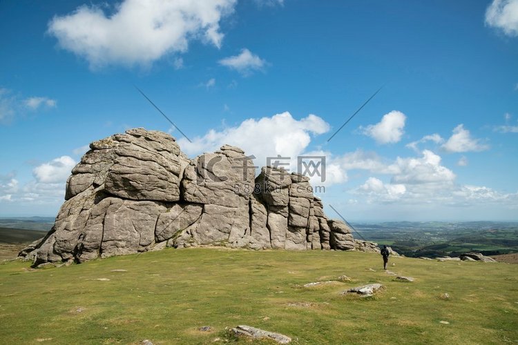 英格兰德文郡达特穆尔国家公园 Haytor 的美丽春景图像，在阳光明媚的春日与身份不明的人进行比例高清摄影大图-千库网
