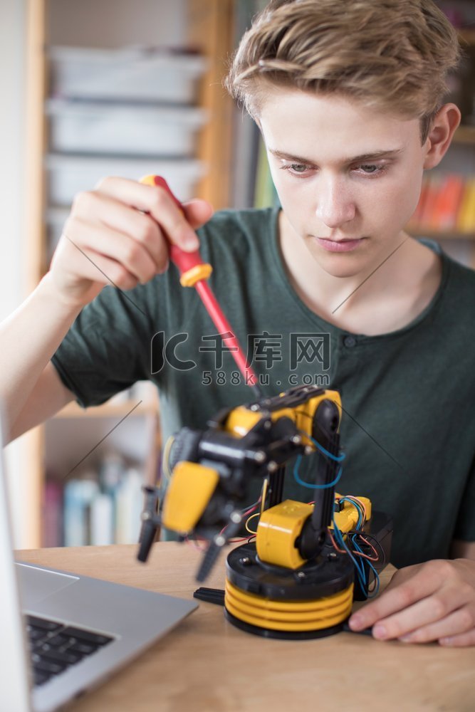 十几岁的男孩在学校建造机械臂高清摄影大图 千库网