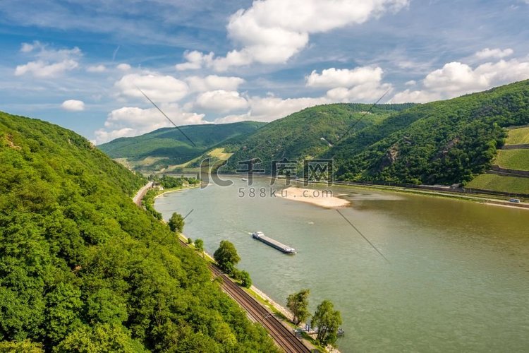 德国莱茵河谷 (Rhine Gorge) 的葡萄园风景树高清摄影大图-千库网