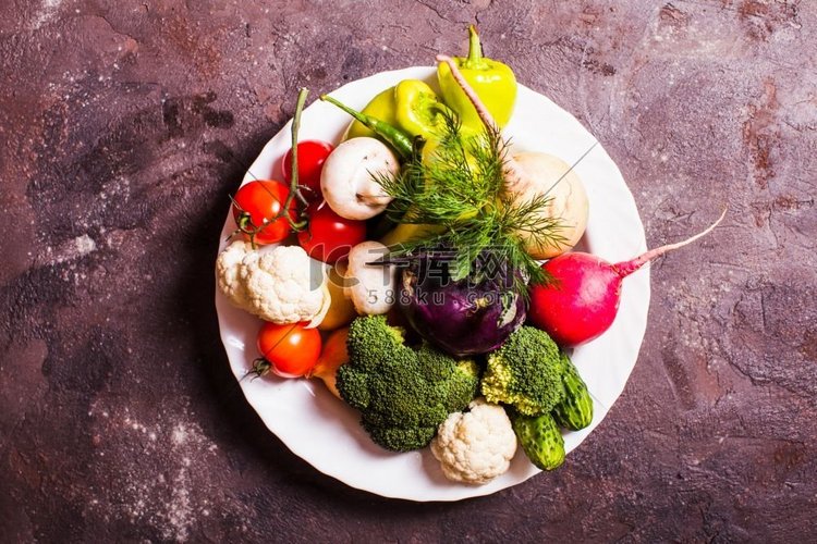 放在桌子上的盘子里的蔬菜，俯视图。盆栽植物食物高清摄影大图-千库网
