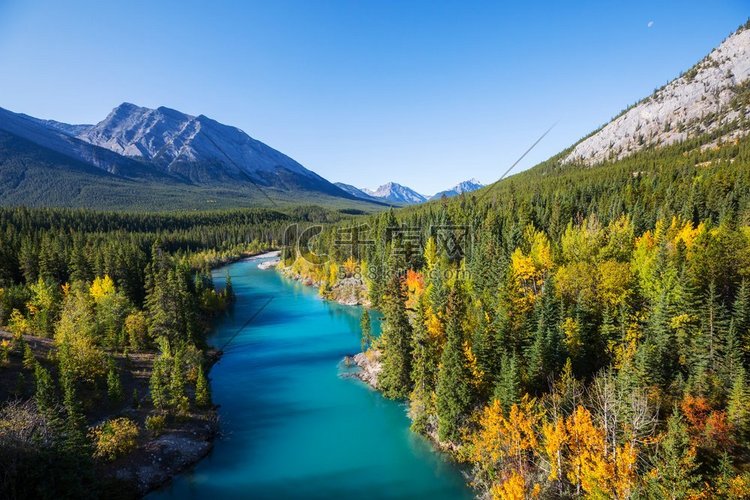 加拿大山区美丽的秋季。江河都市夜景高清摄影大图-千库网