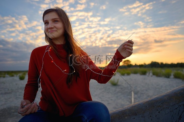 海滩和日落上有仙女灯的女孩美女女孩高清摄影大图-千库网