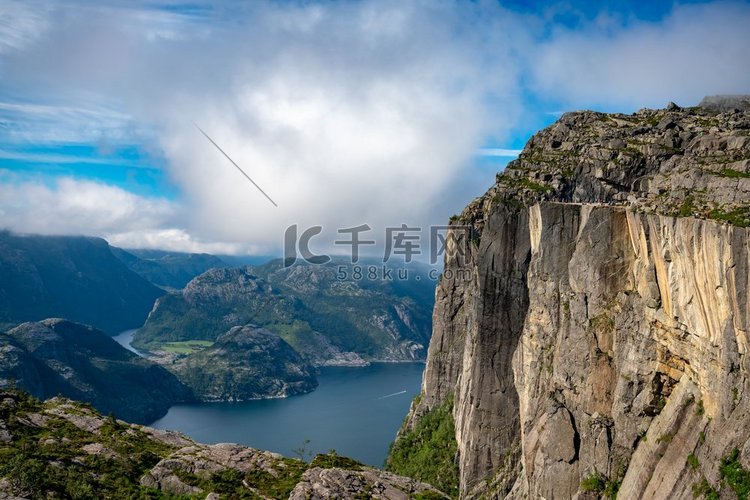 Preikestolen 或 Prekestolen，也被 Preachers Pulpit 或 Pulpit Rock 的英文翻译所熟知，是 ...