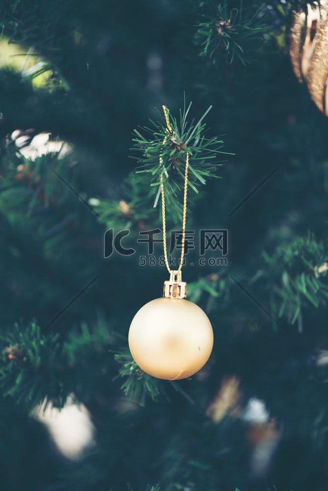 2018 年新年圣诞树的一部分吊坠月夜高清摄影大图-千库网