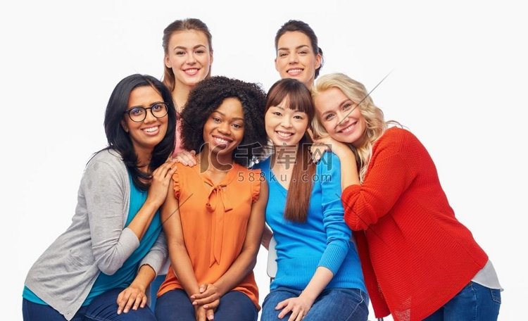 多样性、种族、民族和人的概念-国际集团快乐微笑不同的女人在白色的拥抱。高清摄影大图-千库网