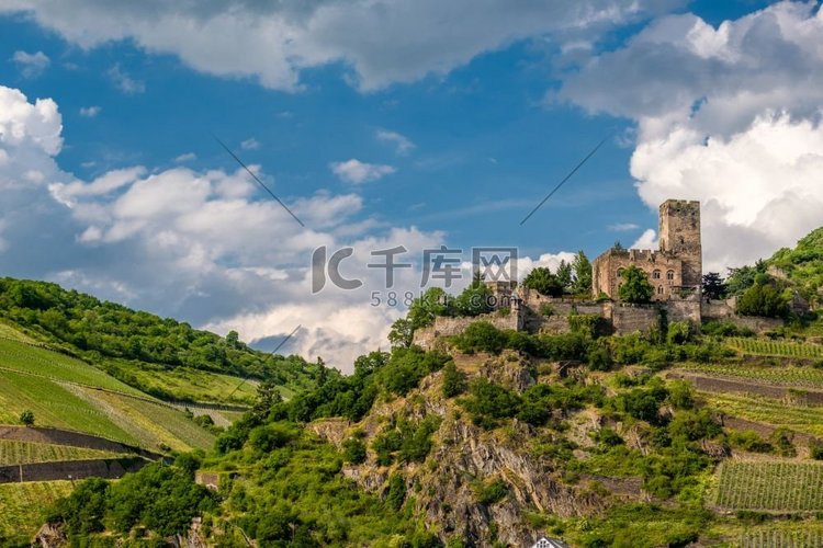 Gutenfels (Caub) 城堡和葡萄园位于德国考布附近的莱茵河谷 (Rhine Gorge)。高清摄影大图-千库网
