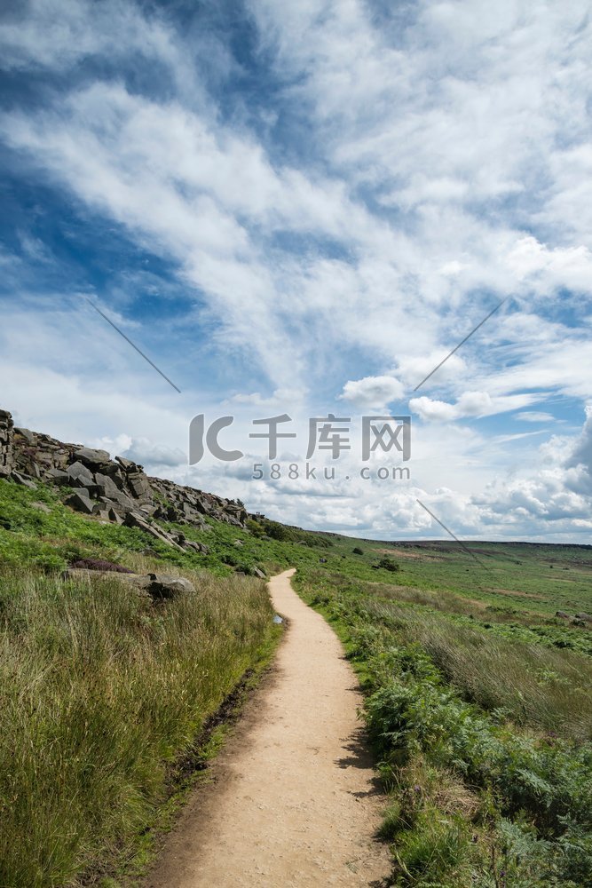 英格兰峰区夏季 Burbage Edge 和岩石色彩鲜艳的景观图像高清摄影大图-千库网