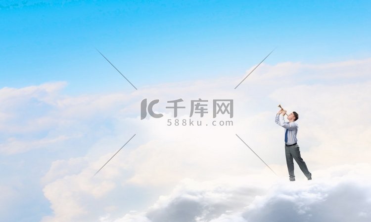 商人玩烟斗。天空卷积云高清摄影大图-千库网