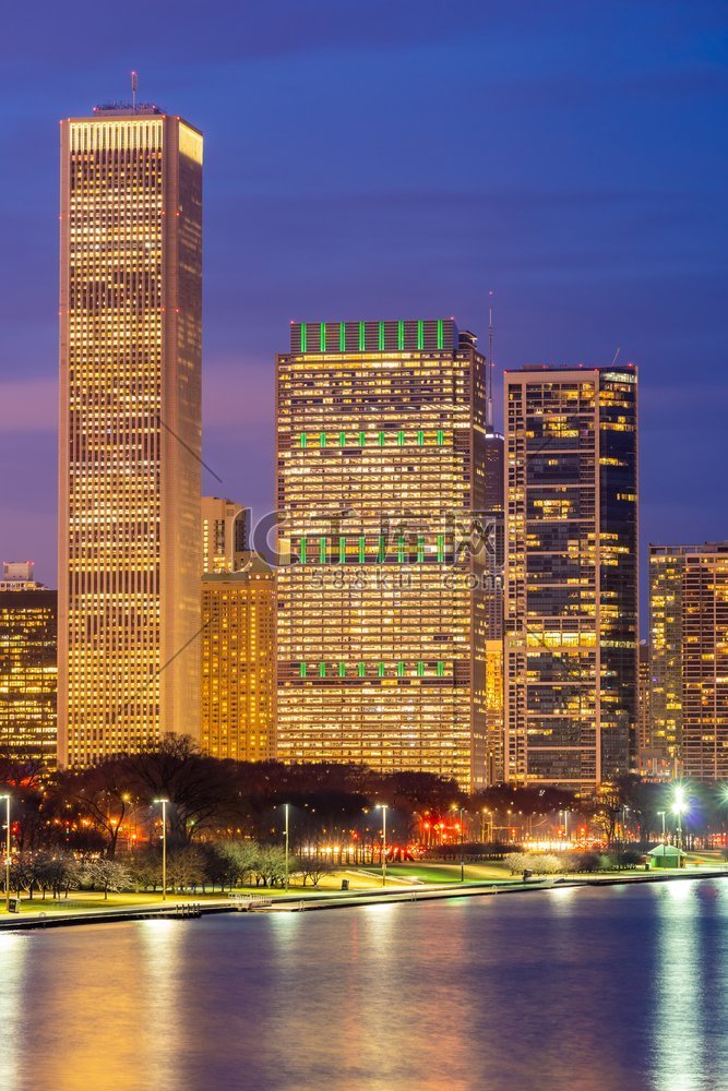 芝加哥市中心的城市景观天际线和摩天大楼办公楼与密歇根湖日落在美国伊利诺伊州芝加哥市。高清摄影大图-千库网