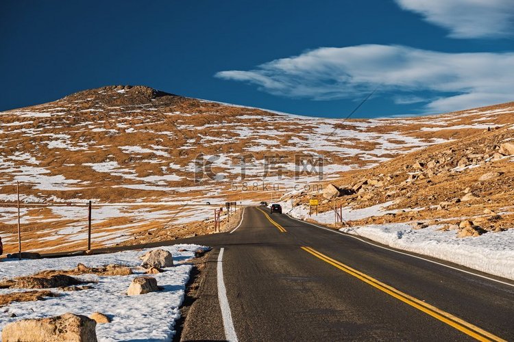 Trail Ridge Road，美国最高（12,183 英尺）的连续公路，位于高山苔原，秋季有岩石和山脉。高清摄影大图-千库网