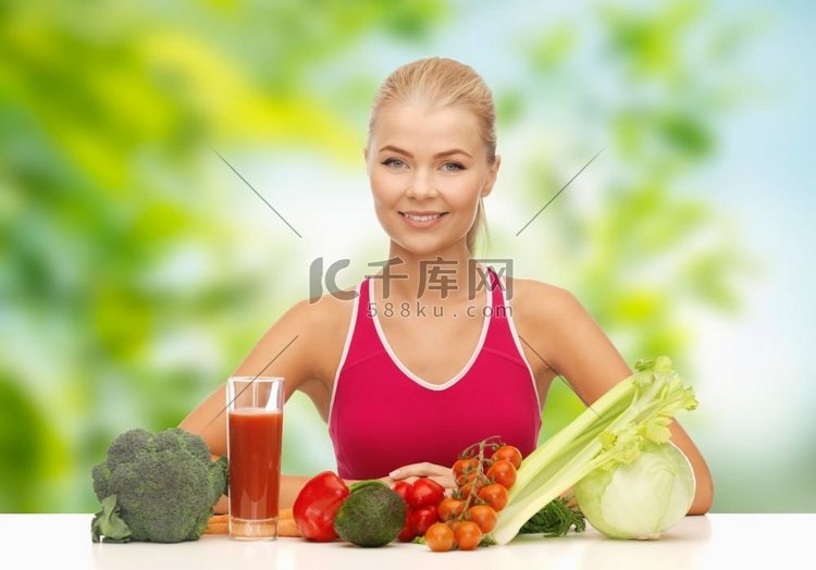 饮食、健康饮食和人的观念-在绿色自然背景下享用蔬菜食品和饮料的女性。高清摄影大图-千库网