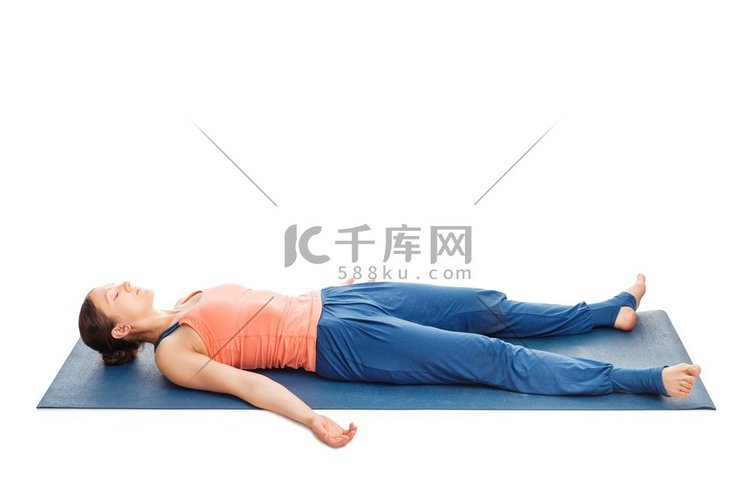 女人在瑜伽体式 Savasana 中放松-尸体姿势被白色隔离。高清摄影大图-千库网