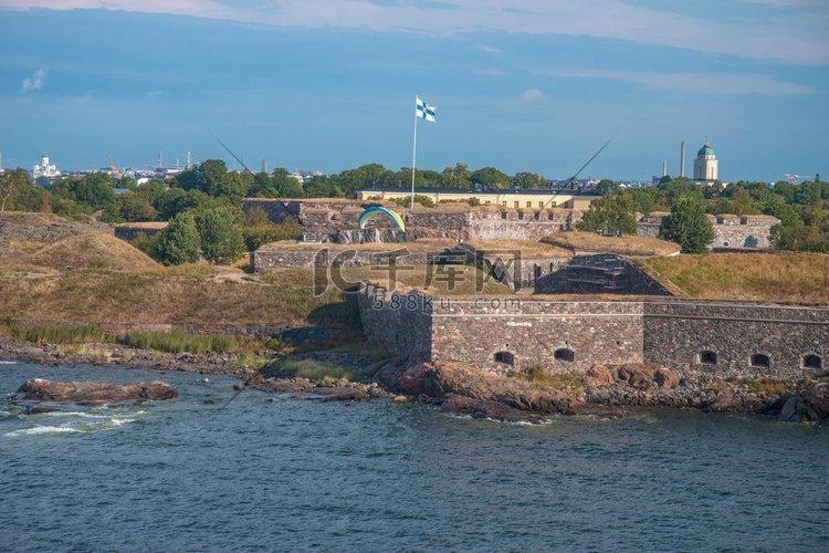 芬兰赫尔辛基芬兰堡 (Sveaborg) 海上堡垒的夏季鸟瞰图高清摄影大图-千库网