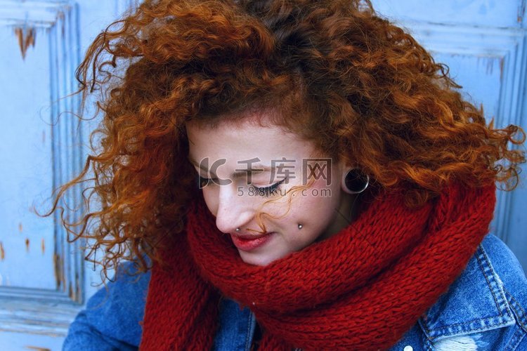 穿冬衣的年轻漂亮的红发女人高清摄影大图 千库网