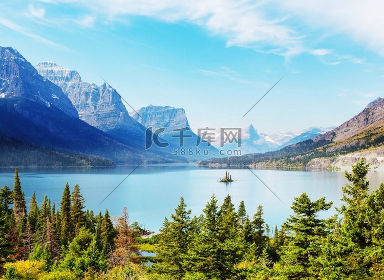 美国蒙大拿州冰川国家公园风景如画的岩石山峰高清摄影大图 千库网