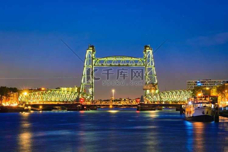 鹿特丹地标 De Hef 的景观 - 欧洲第一座此类铁路桥在夜间照明。高清摄影大图-千库网