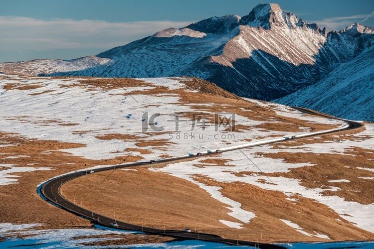 Trail Ridge Road，美国最高（12,183 英尺）的连续公路，位于高山苔原，秋季有岩石和山脉。高清摄影大图-千库网