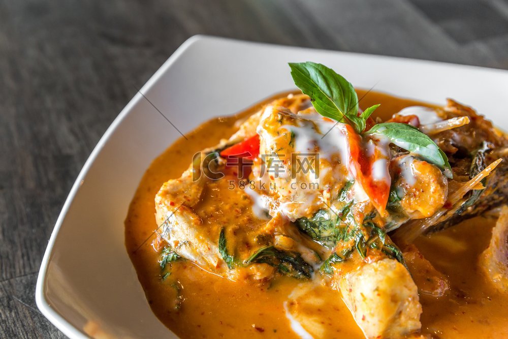 红咖喱酱炸石斑鱼 Chu Chee Pla高清摄影大图-千库网
