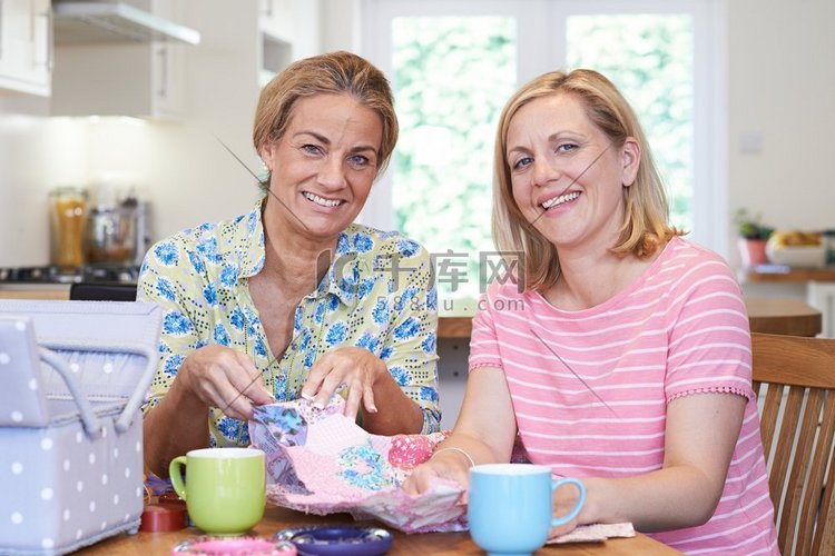 两个成熟女人一起缝被子的肖像高清摄影大图-千库网