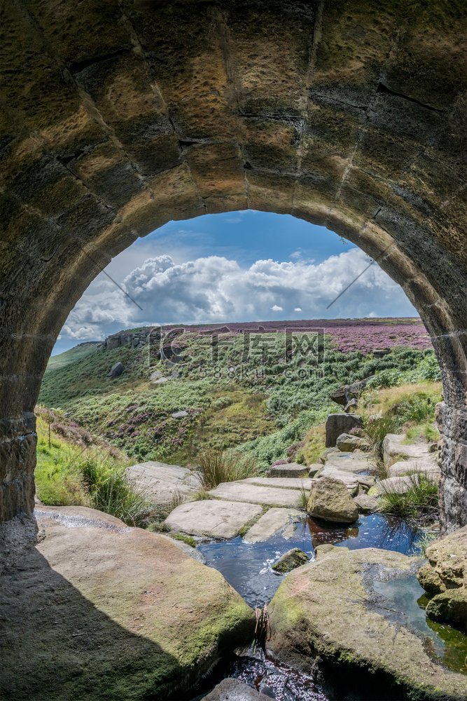 英格兰峰区夏季 Burbage 边缘和岩石的美丽景观图像高清摄影大图-千库网