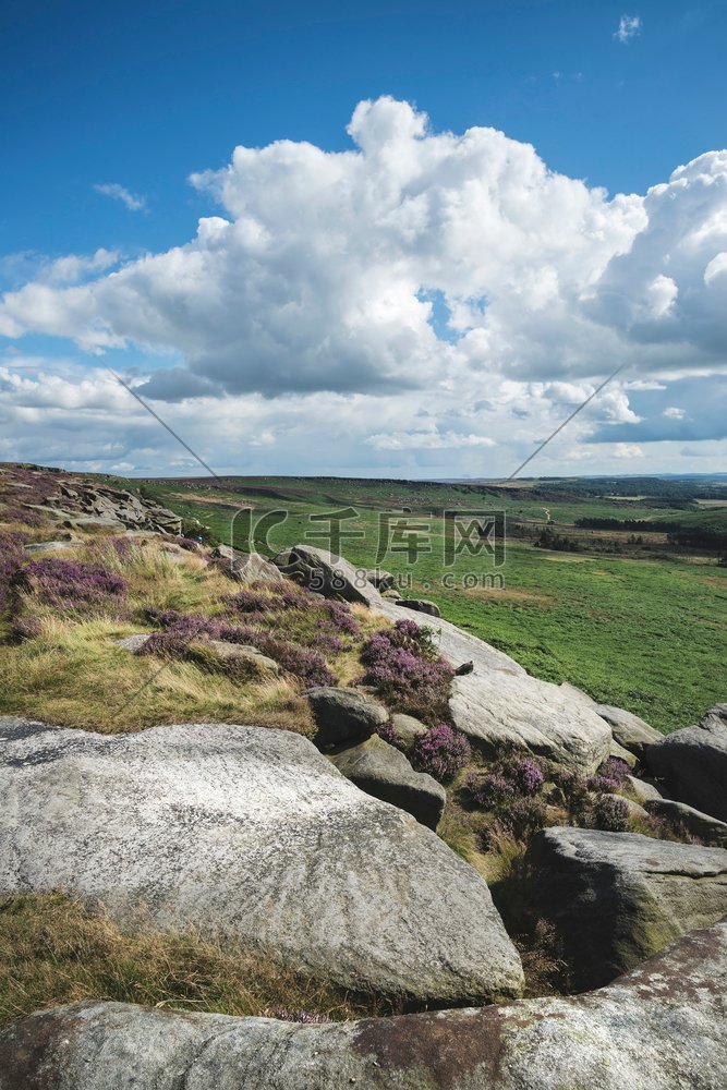 英格兰峰区夏季 Burbage Edge 和岩石色彩鲜艳的景观图像高清摄影大图-千库网