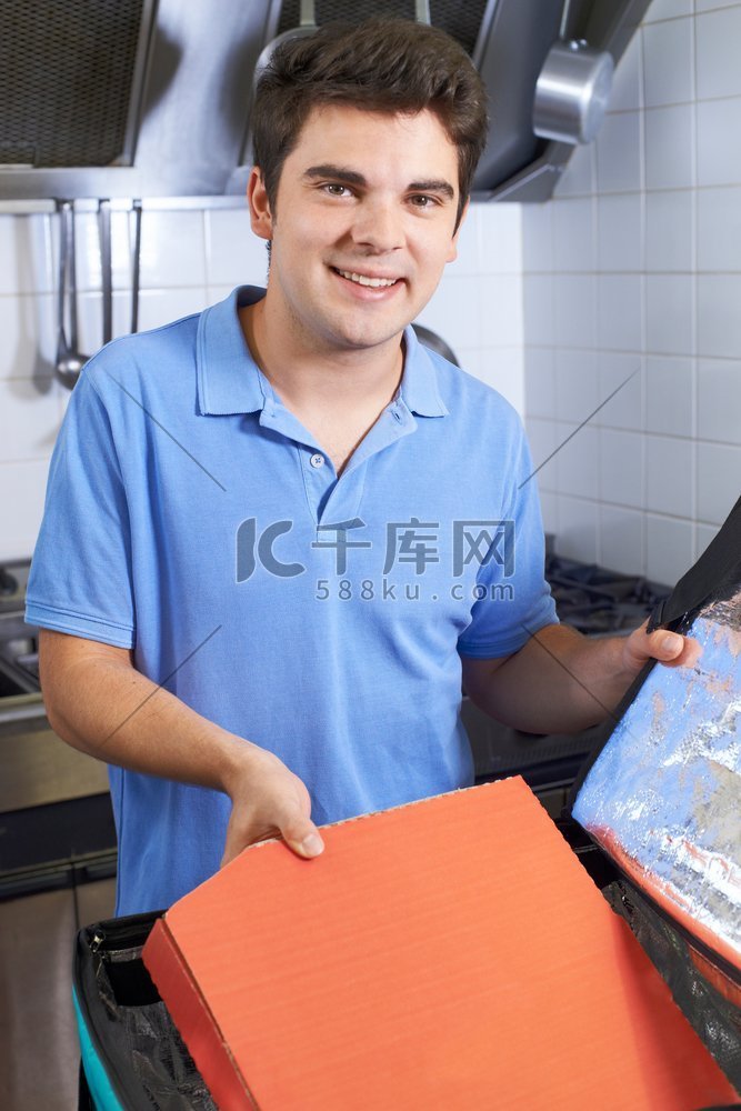 披萨送货员将食物放入餐厅厨房保温袋的肖像高清摄影大图 千库网